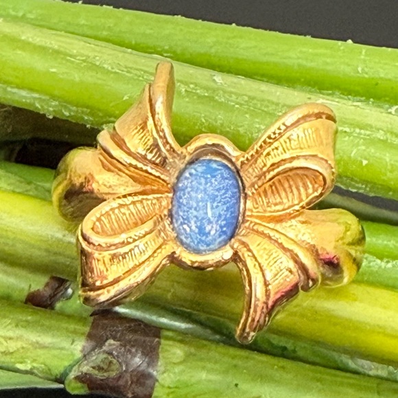 Avon | Jewelry | Vintage Avon Delicate Bow Ring Blue Center Stone Size ...